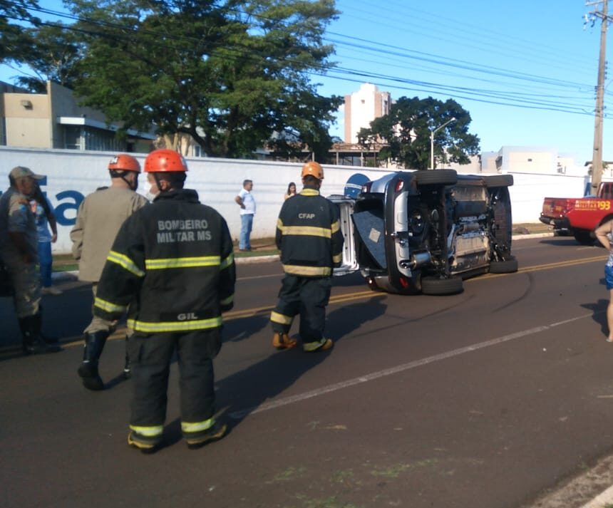 Mulher que bateu em carro estacionado e capotou foi presa por dirigir ... Mulher que bateu em carro estacionado e capotou foi presa por dirigir ...